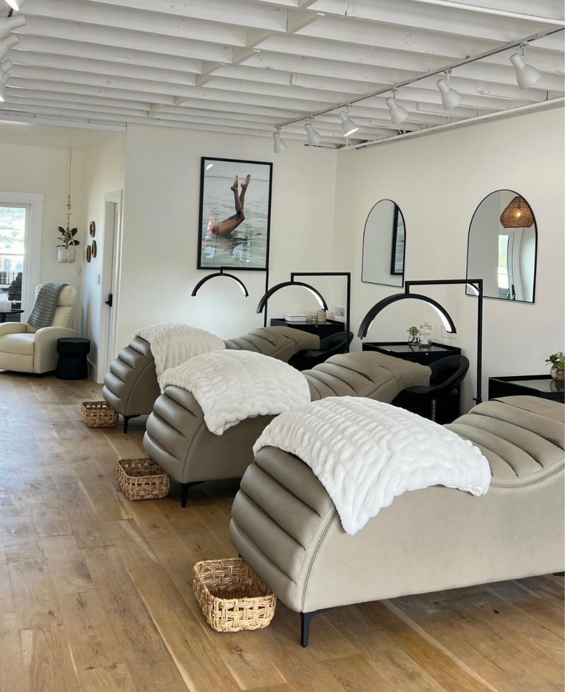 Custom Ergonomic Beauty Beds | Used by Lash, Brow, PMU, Spa Artists