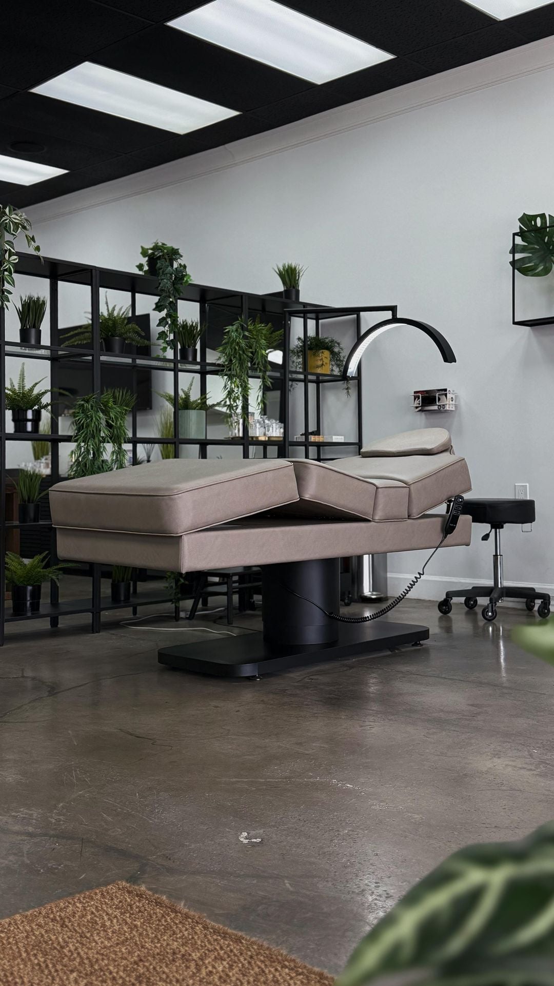 Custom Lash Beds | Ergonomic Beauty Beds for Salons and Spas